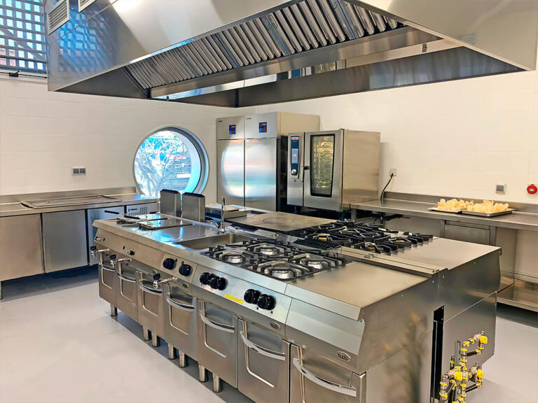 Nuevo diseño y ejecución de cocina profesional para el Instituto de FP ...